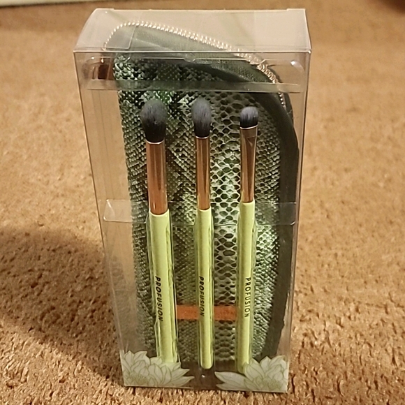 Profusion Cosmetics | Makeup | Profusion Blend Stand 4 Piece Brush Set ...